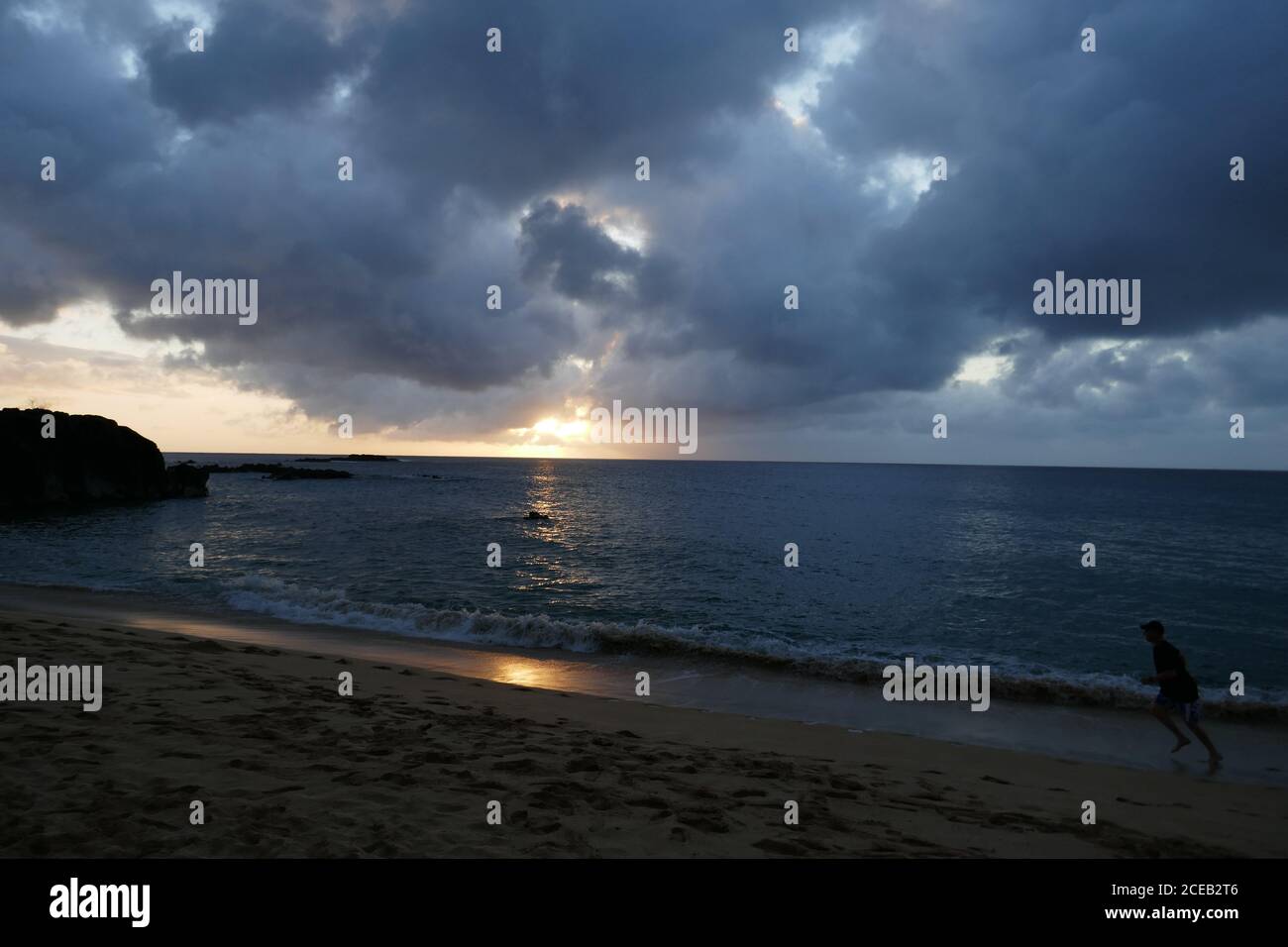 Jump rock, Waimea Bay, North Shore, Oahu, Hawaii Stock Photo - Alamy