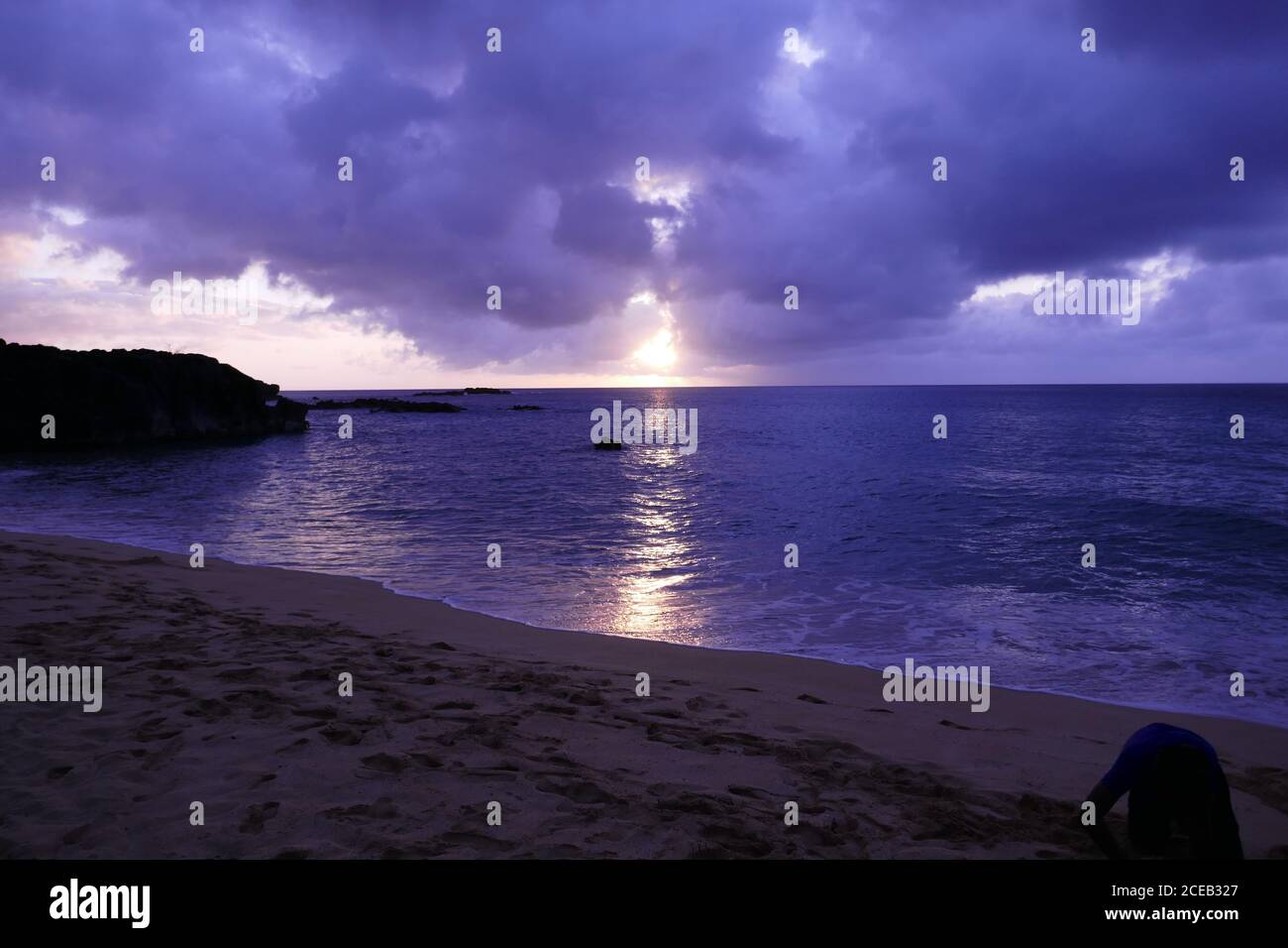 Jump rock, Waimea Bay, North Shore, Oahu, Hawaii Stock Photo - Alamy