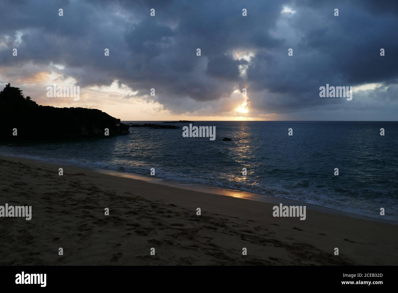 Jump rock, Waimea Bay, North Shore, Oahu, Hawaii Stock Photo - Alamy
