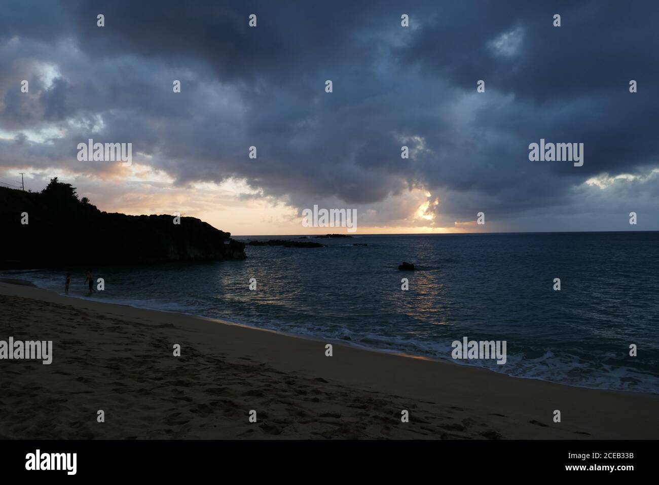 Jump rock, Waimea Bay, North Shore, Oahu, Hawaii Stock Photo - Alamy