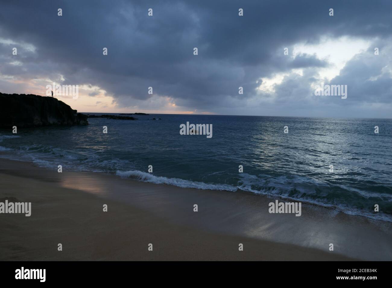 Jump rock, Waimea Bay, North Shore, Oahu, Hawaii Stock Photo - Alamy