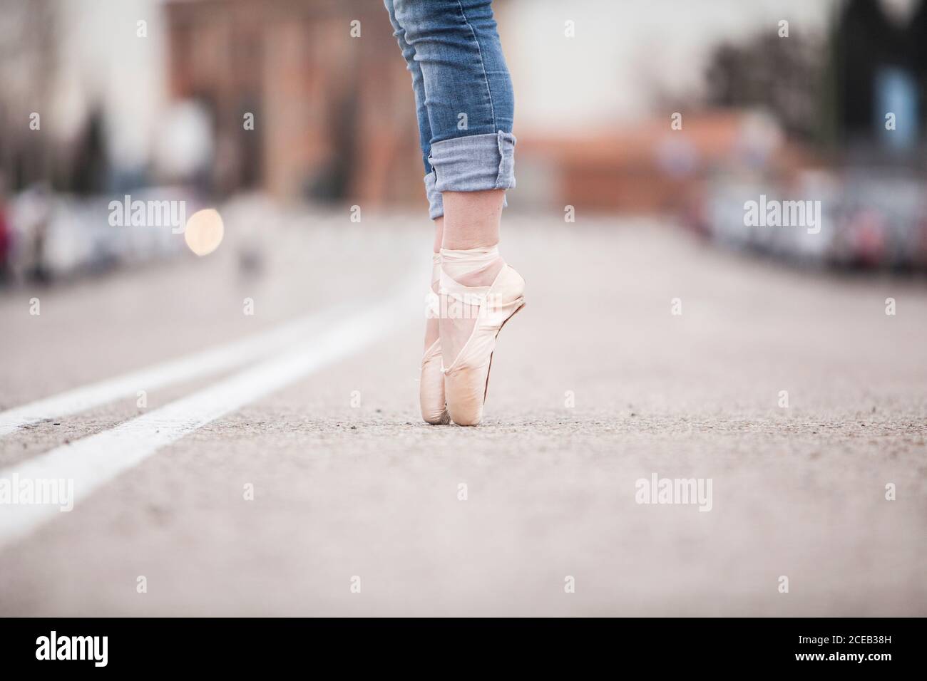 Woman dancer on ballet tips and jeans on the street Stock Photo - Alamy