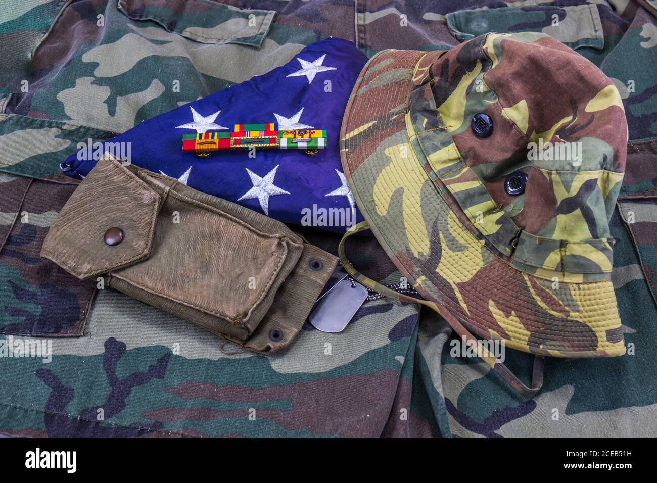 Vietnam Veterans Bush Hat, Ammo Pouch, Dog Tags, Service Ribbons ...