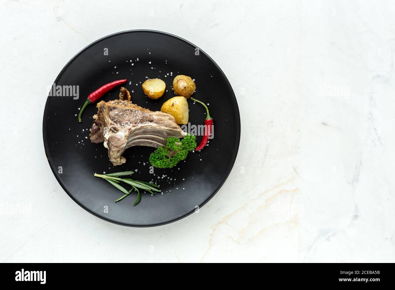 Grilled lamb chops on a plate hi-res stock photography and images - Alamy