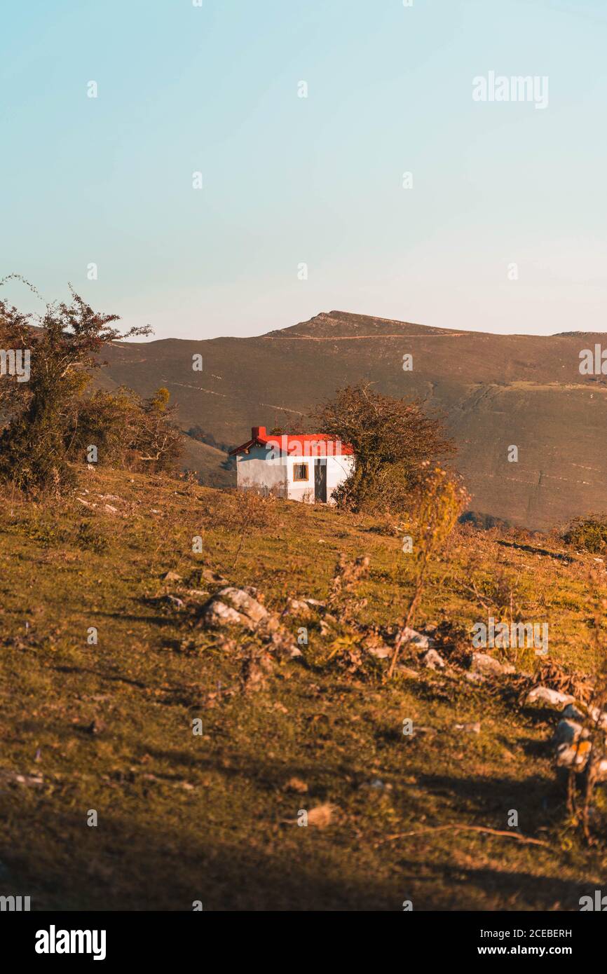 Cottage on the hillside hi-res stock photography and images - Alamy