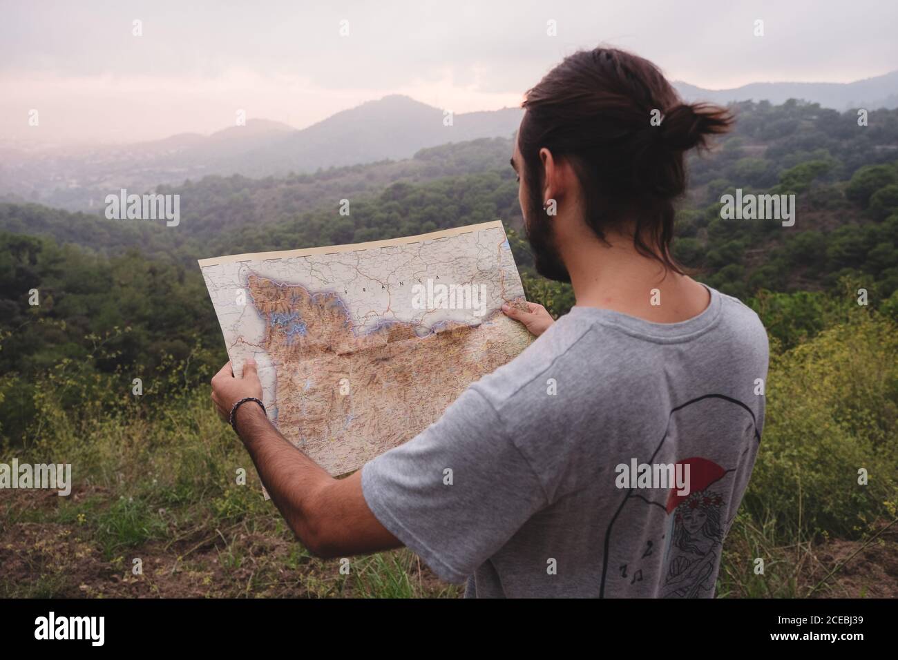 Man reading map hi-res stock photography and images - Alamy