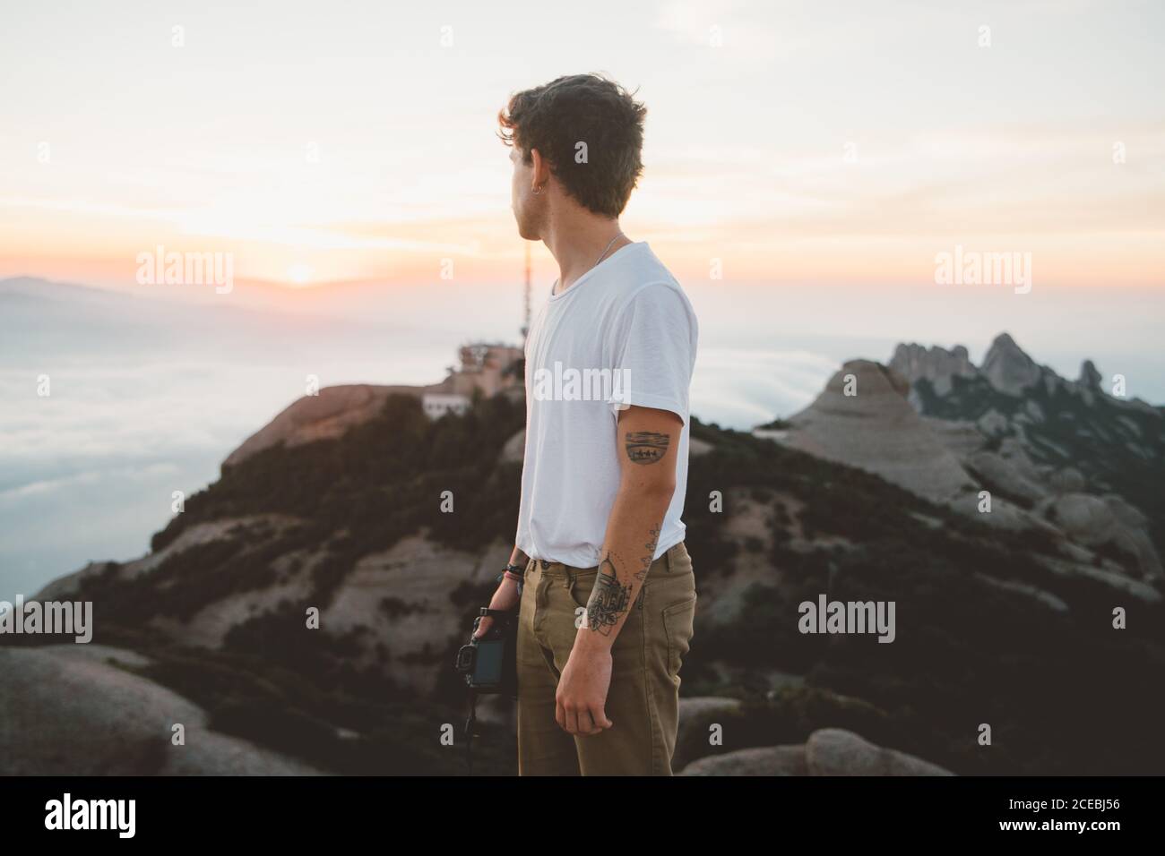 Man standing on cliff picturesque hi-res stock photography and images - Alamy