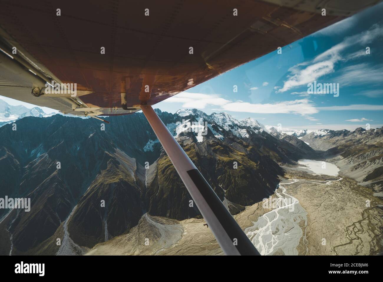 Under plane wing hi-res stock photography and images - Alamy