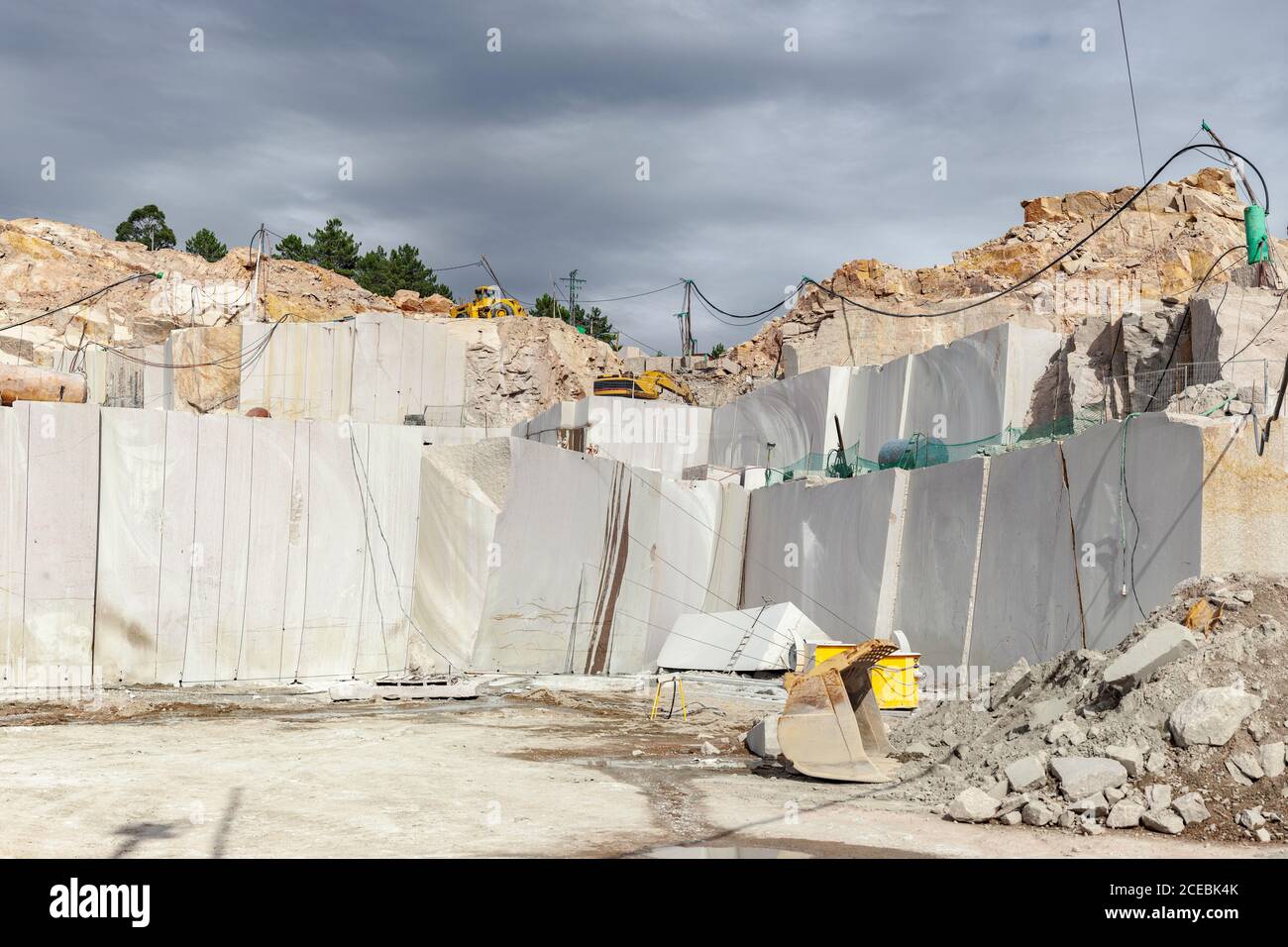 Block and heavy machinery in quarry Stock Photo - Alamy