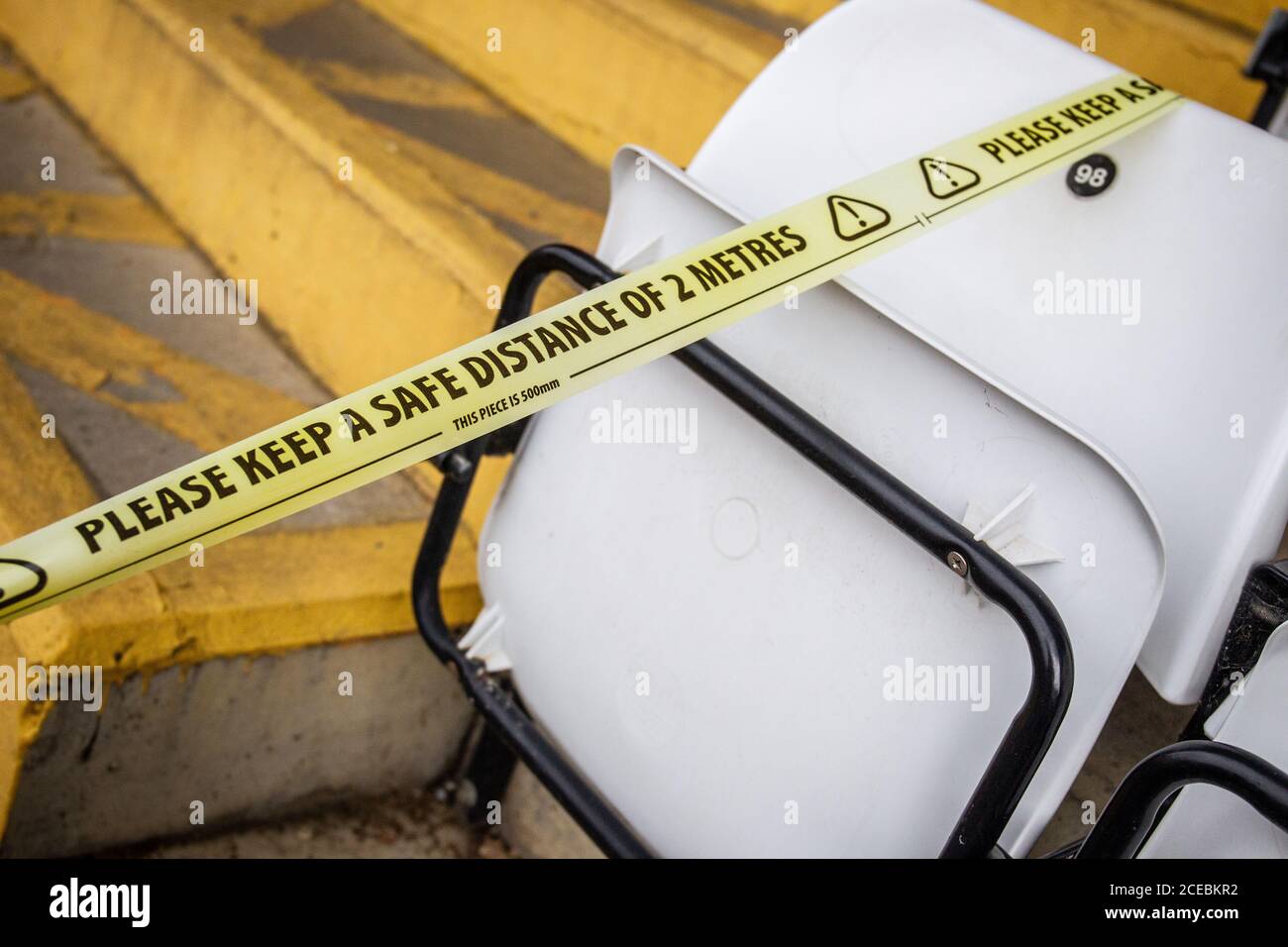 Covid stadium closed sign hi-res stock photography and images - Alamy