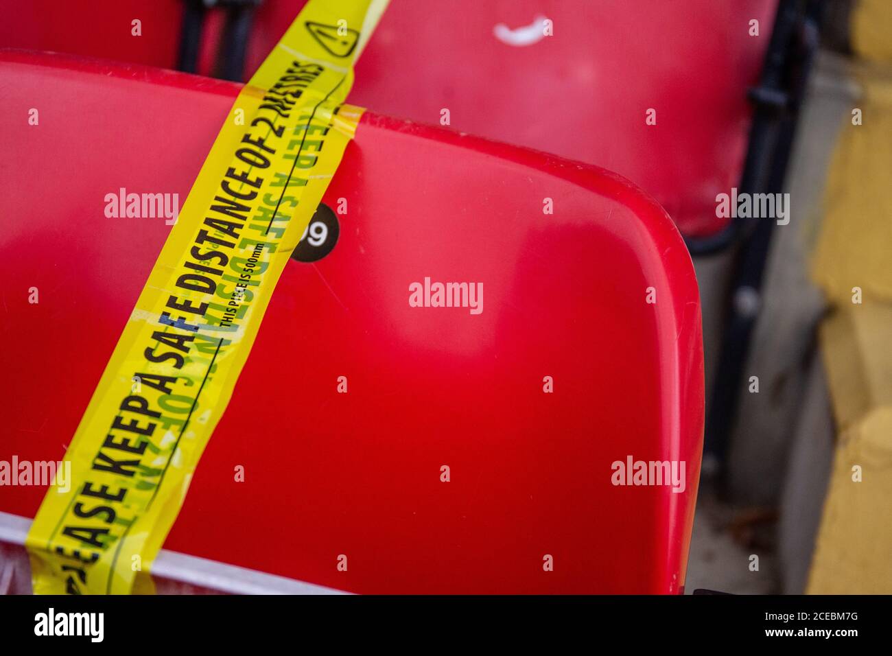 Covid stadium closed sign hi-res stock photography and images - Alamy