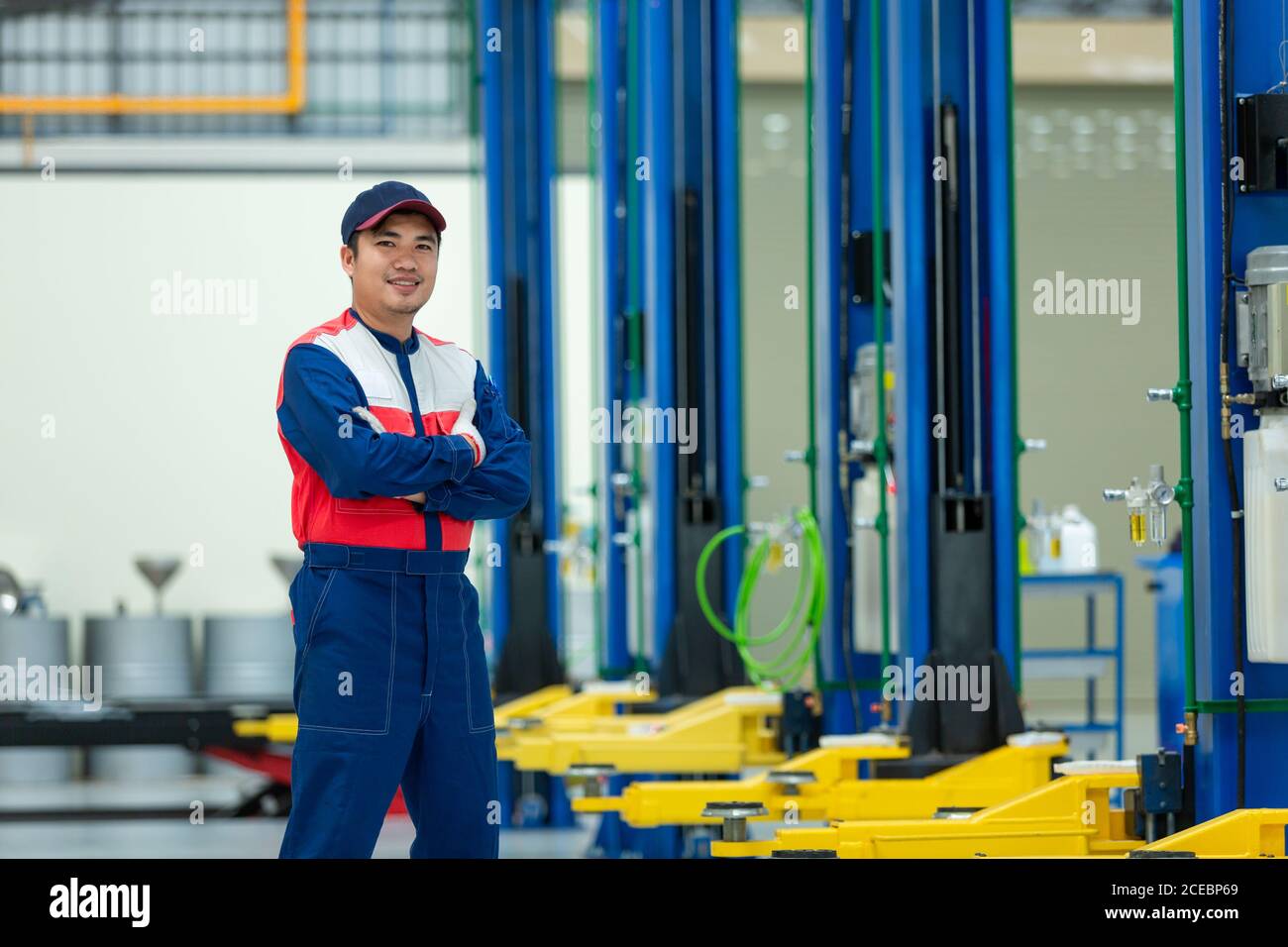 Repair man car asian hi-res stock photography and images - Alamy