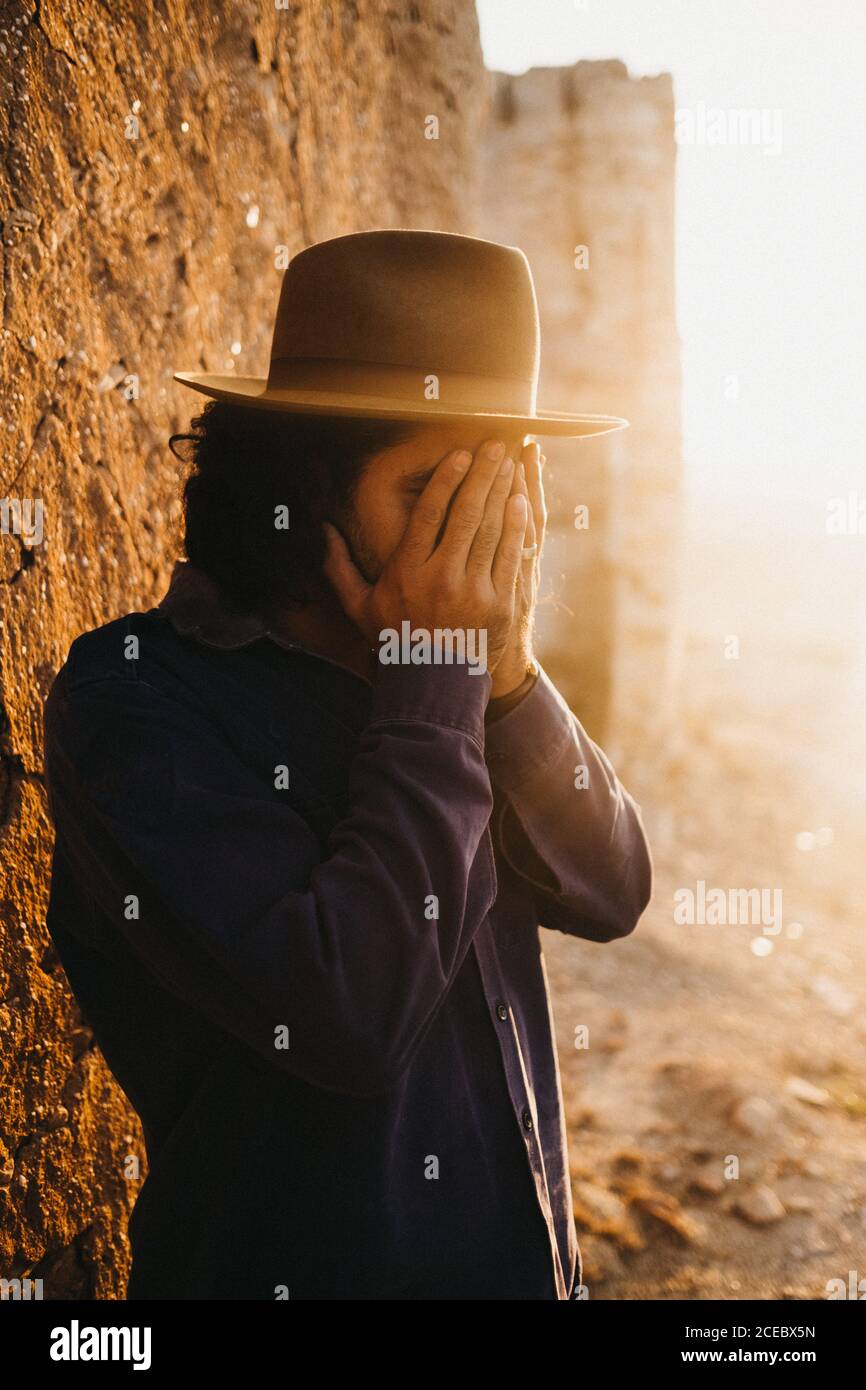 Man with hat covering face hi-res stock photography and images - Alamy