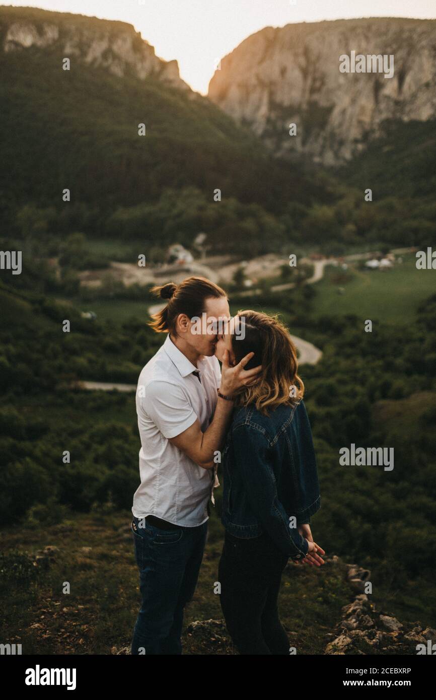 Couple hugging kissing hi-res stock photography and images - Alamy