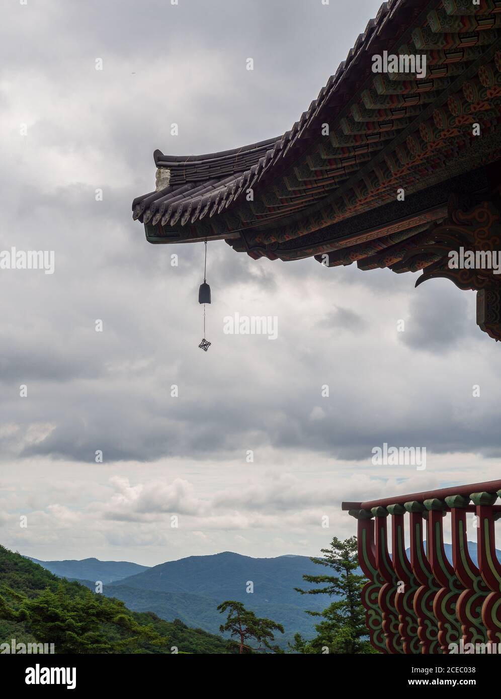 Traditional korean roof construction hi-res stock photography and ...
