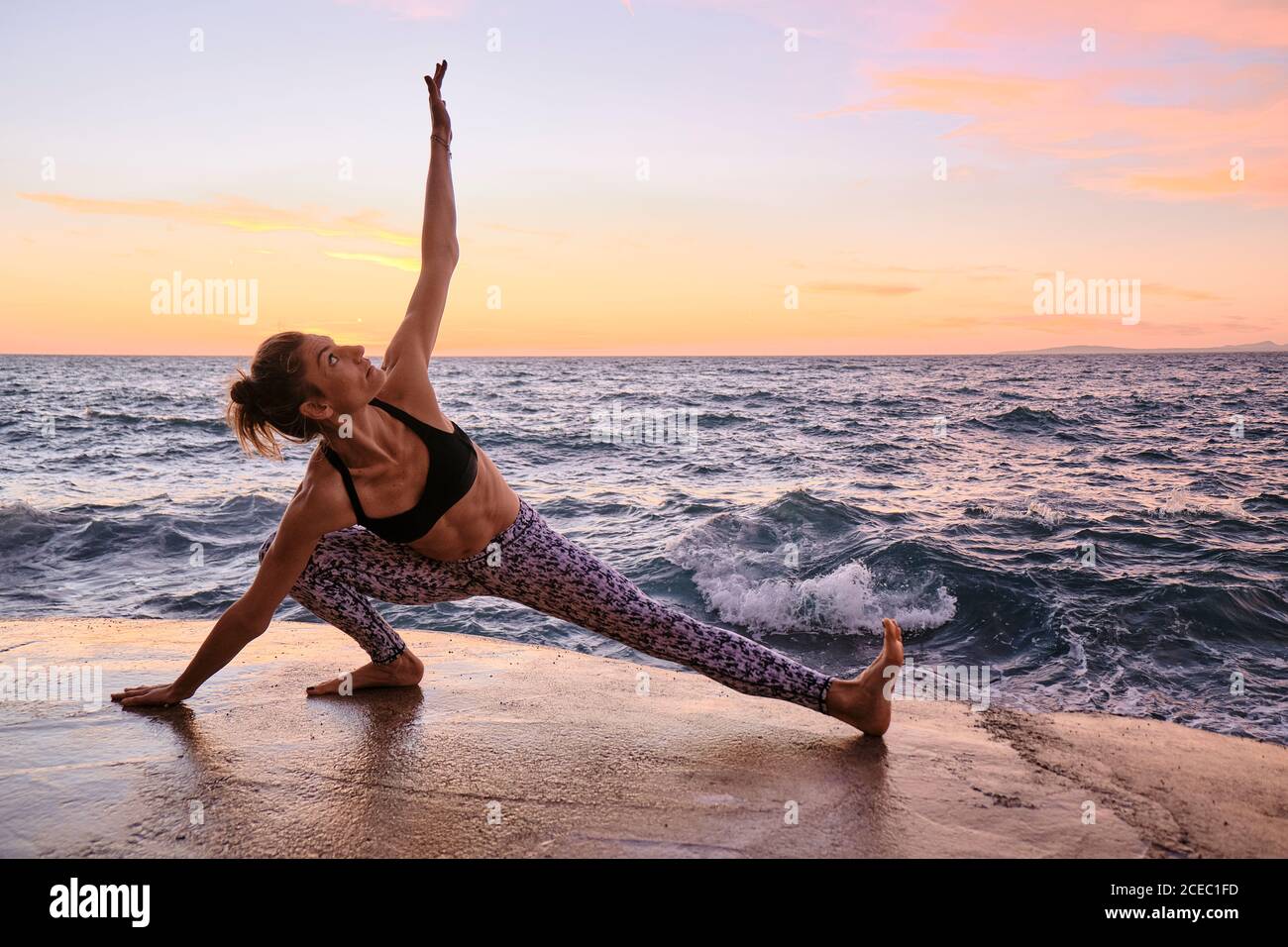 Lunging hi-res stock photography and images - Alamy