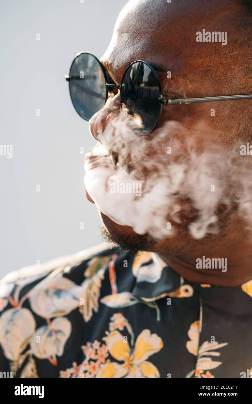 African man smoking hookah hi-res stock photography and images - Alamy