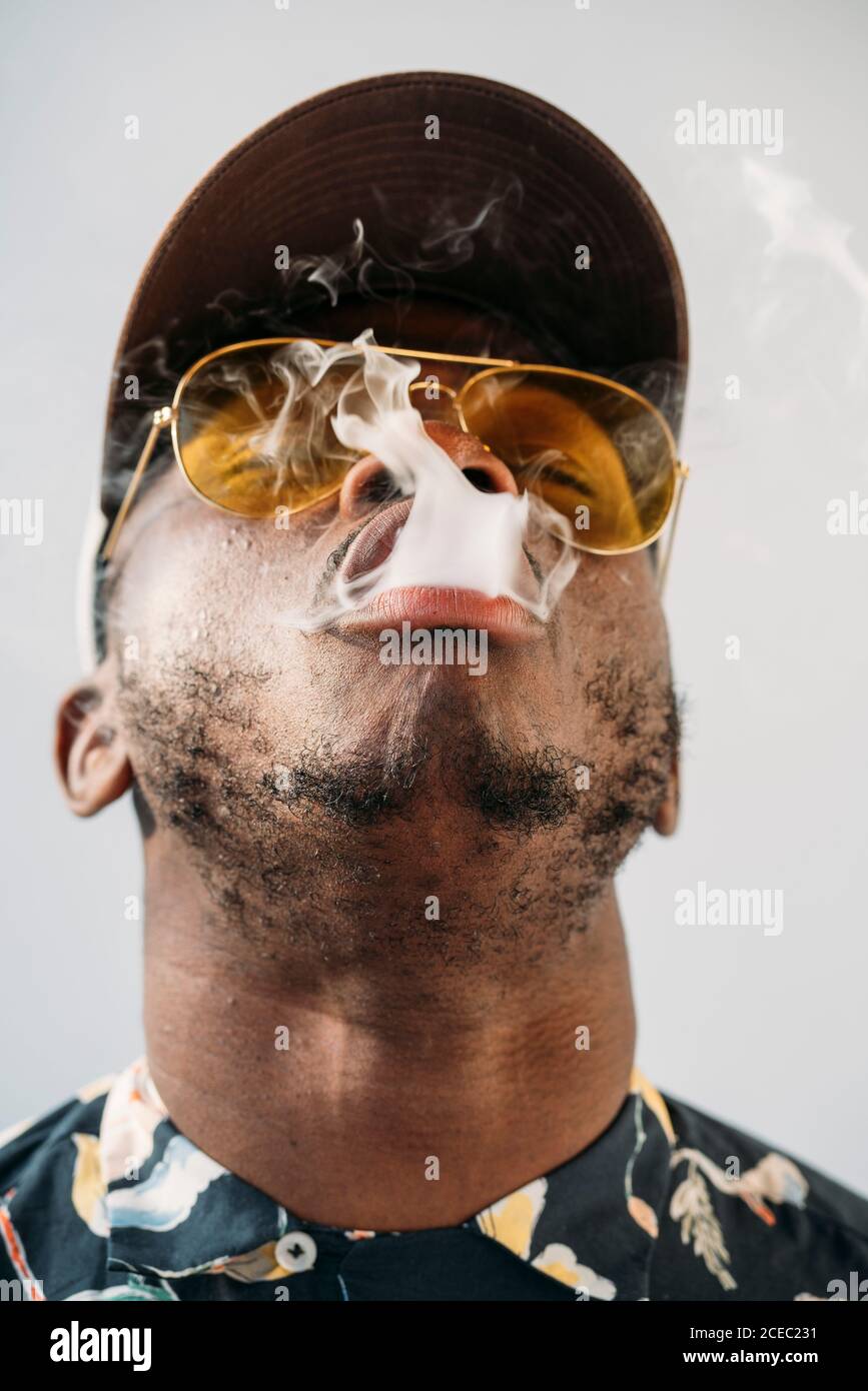 African man smoking hookah hi-res stock photography and images - Alamy