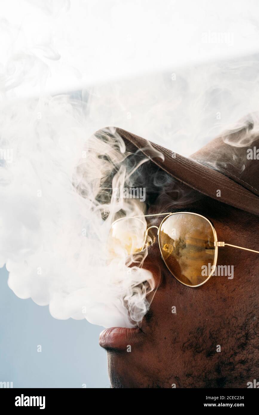 African man smoking hookah hi-res stock photography and images - Alamy