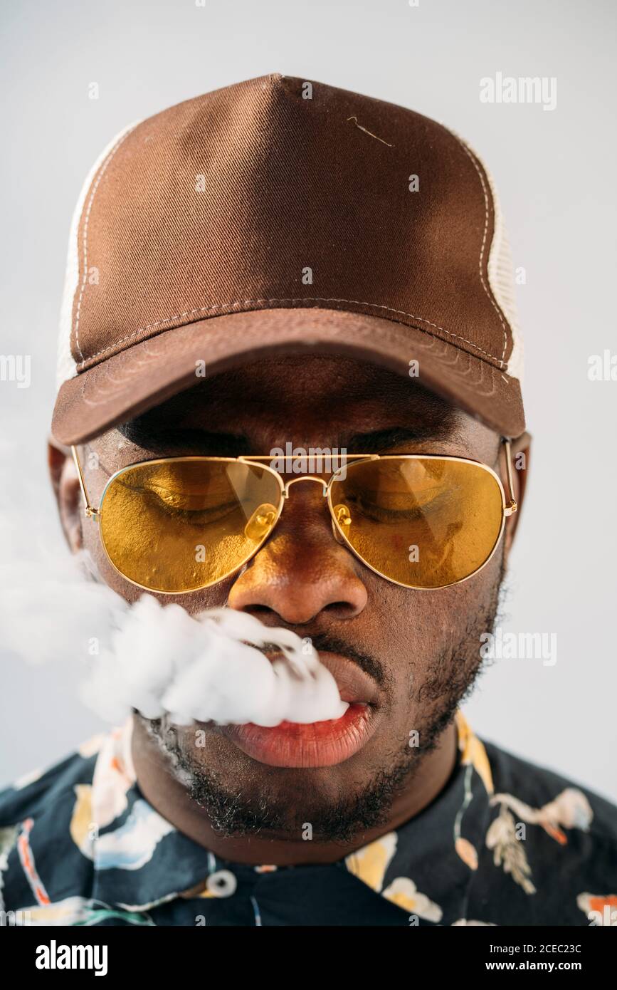 African man smoking hookah hi-res stock photography and images - Alamy