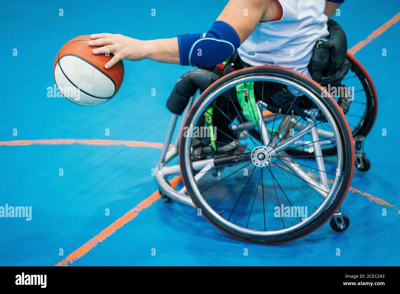Disabled sport men in action while playing indoor basketball Stock ...
