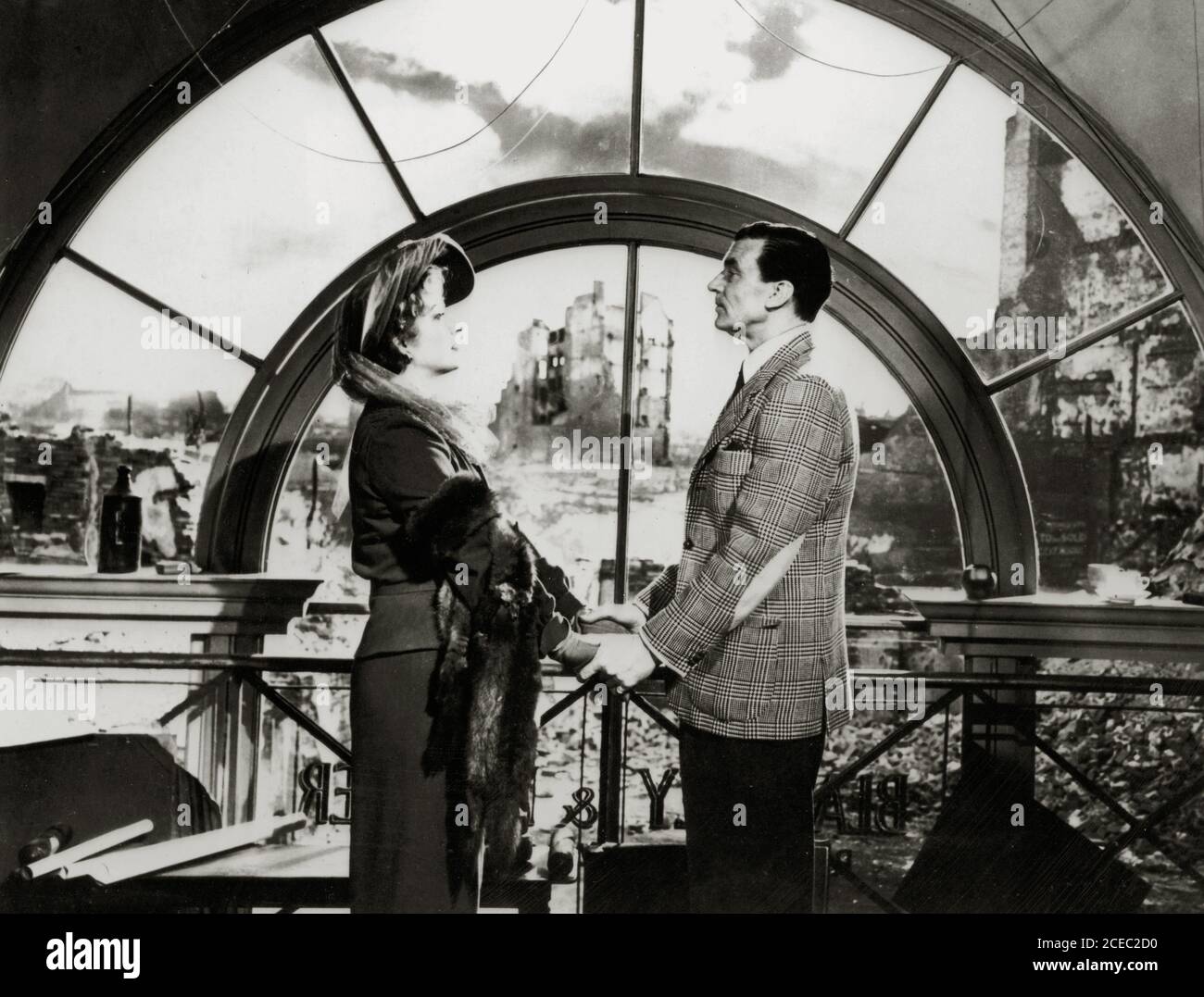 Mrs miniver 1942 walter pidgeon hi-res stock photography and images - Alamy