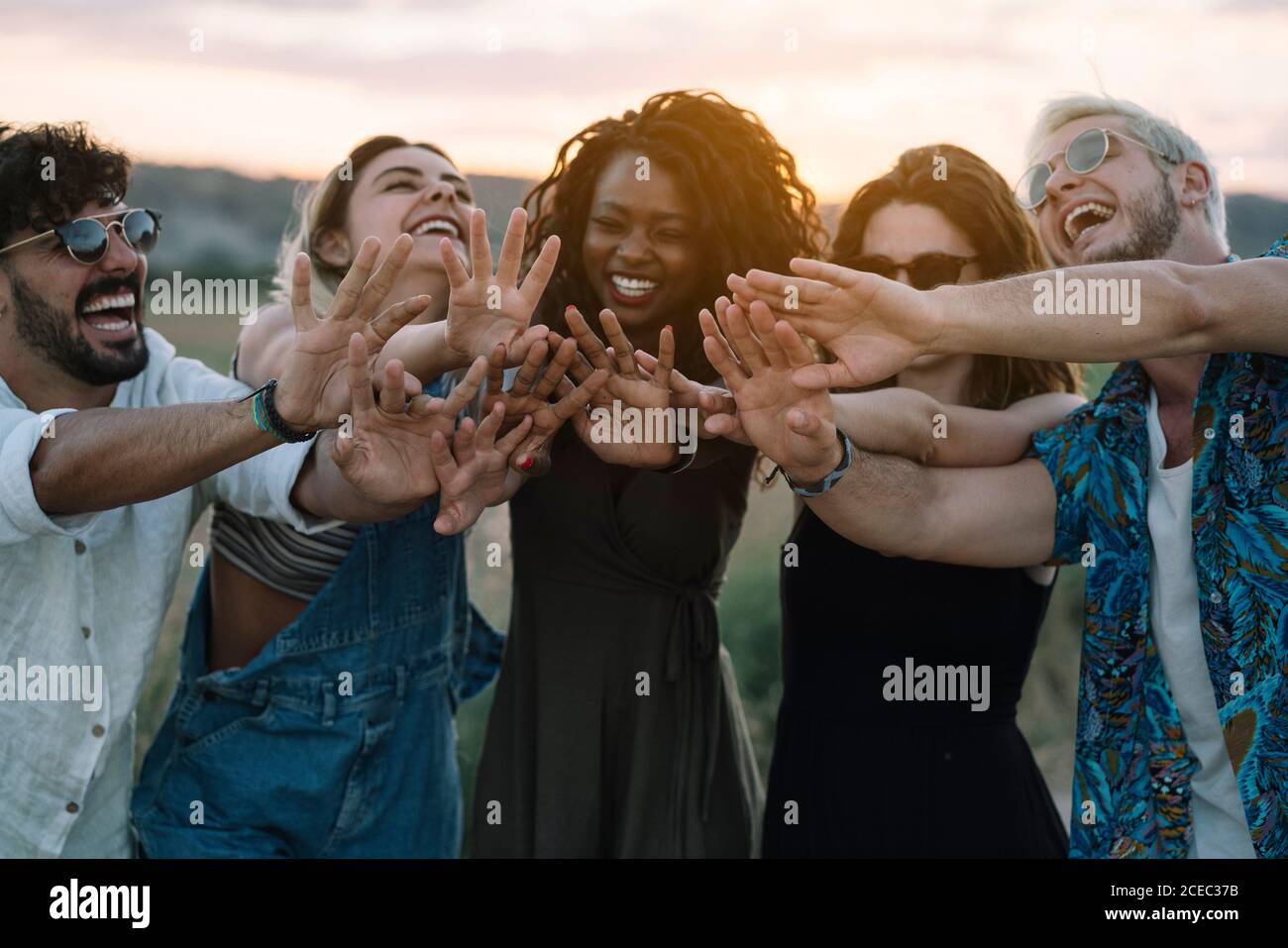 Reaching out hands hi-res stock photography and images - Alamy