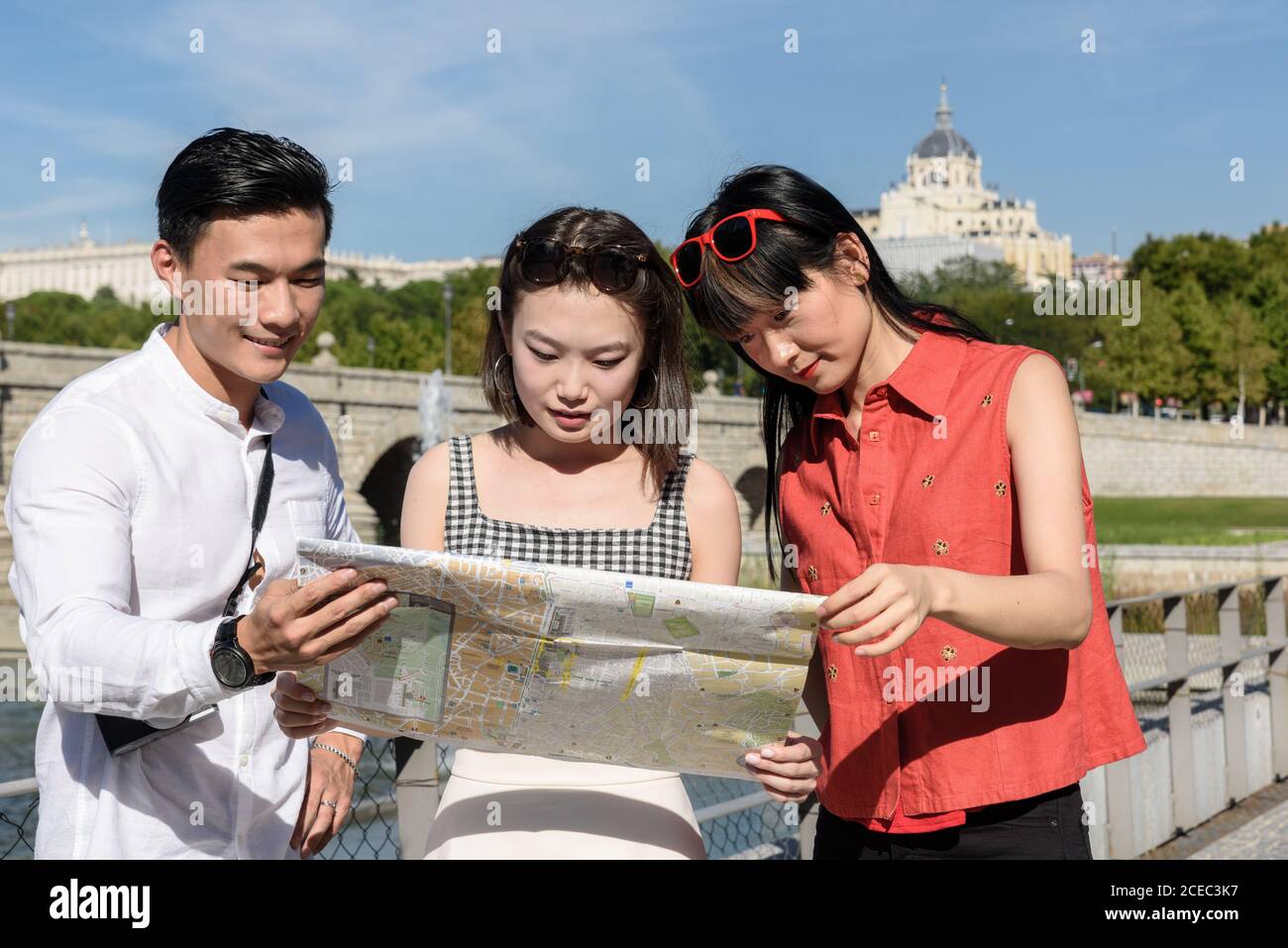 Tourists with map hi-res stock photography and images - Alamy