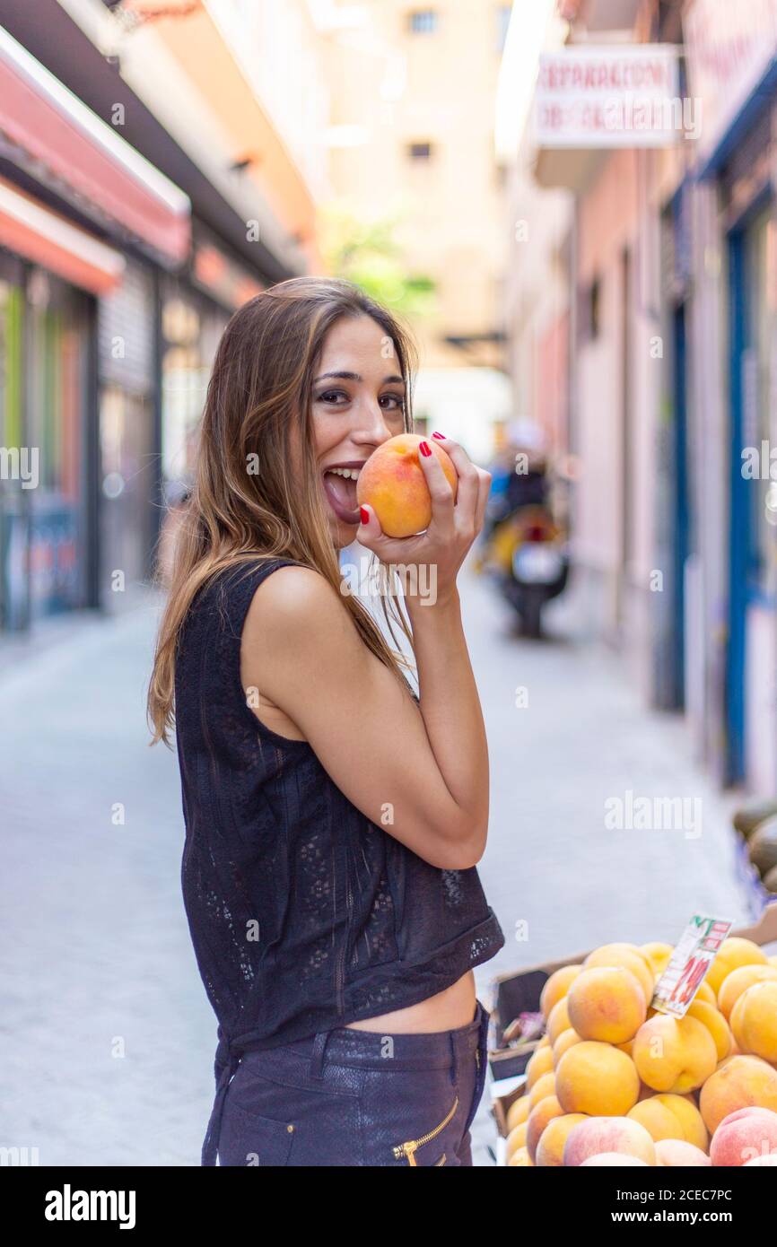Each peach market hi-res stock photography and images - Alamy