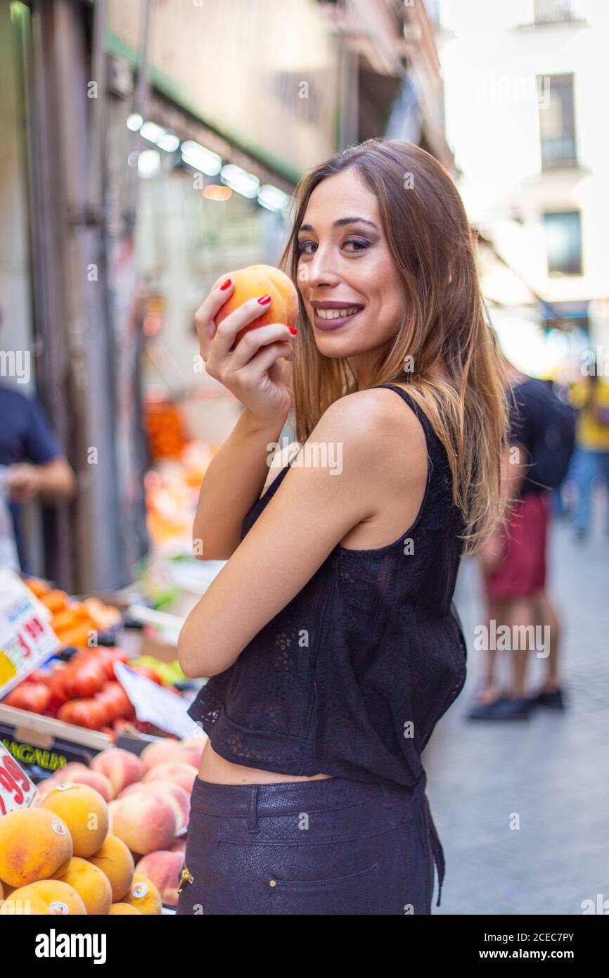 Each peach market hi-res stock photography and images - Alamy