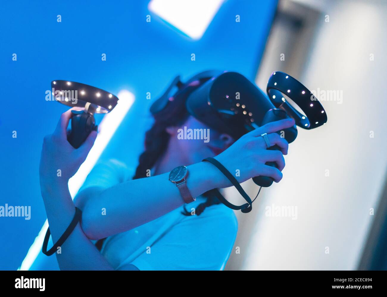 Woman in vr headset hi-res stock photography and images - Alamy