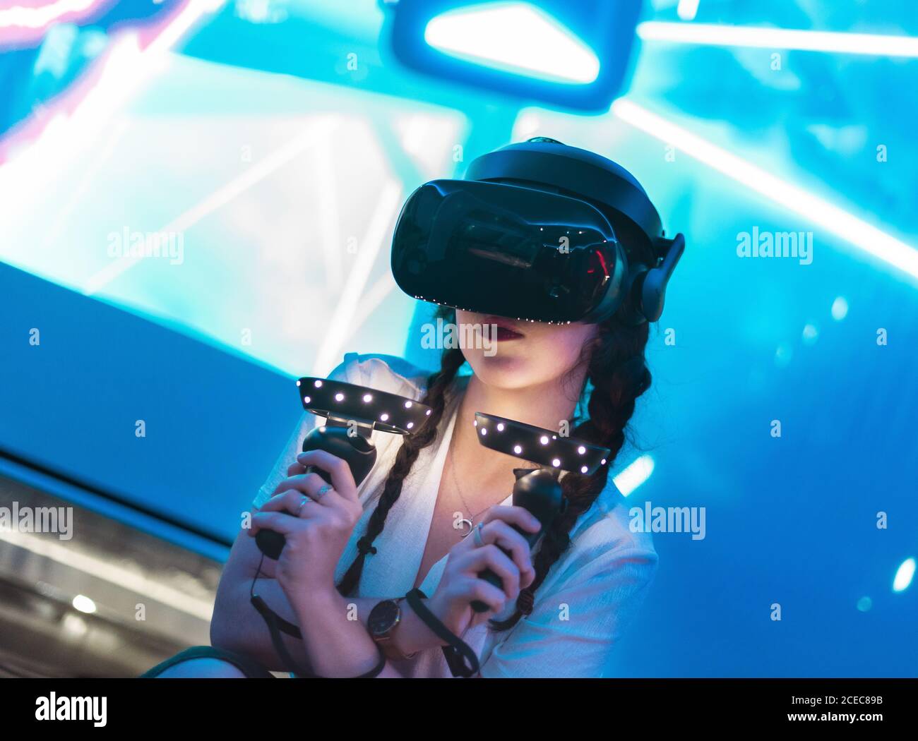 Woman in vr headset hi-res stock photography and images - Alamy