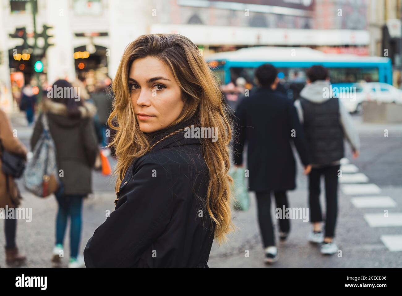 Looking back woman street hi-res stock photography and images - Alamy