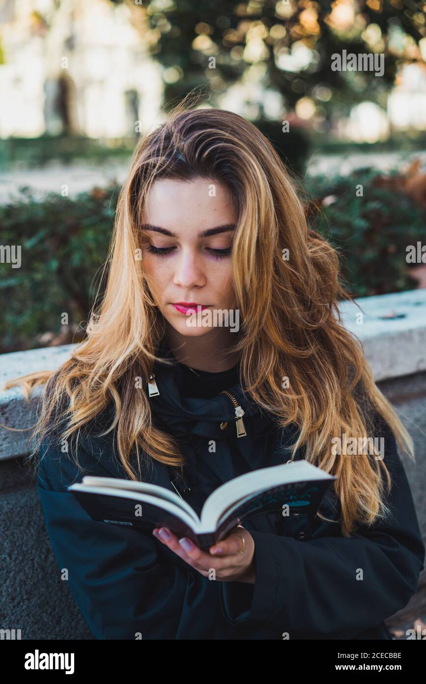 Traveling woman reading book hi-res stock photography and images - Alamy