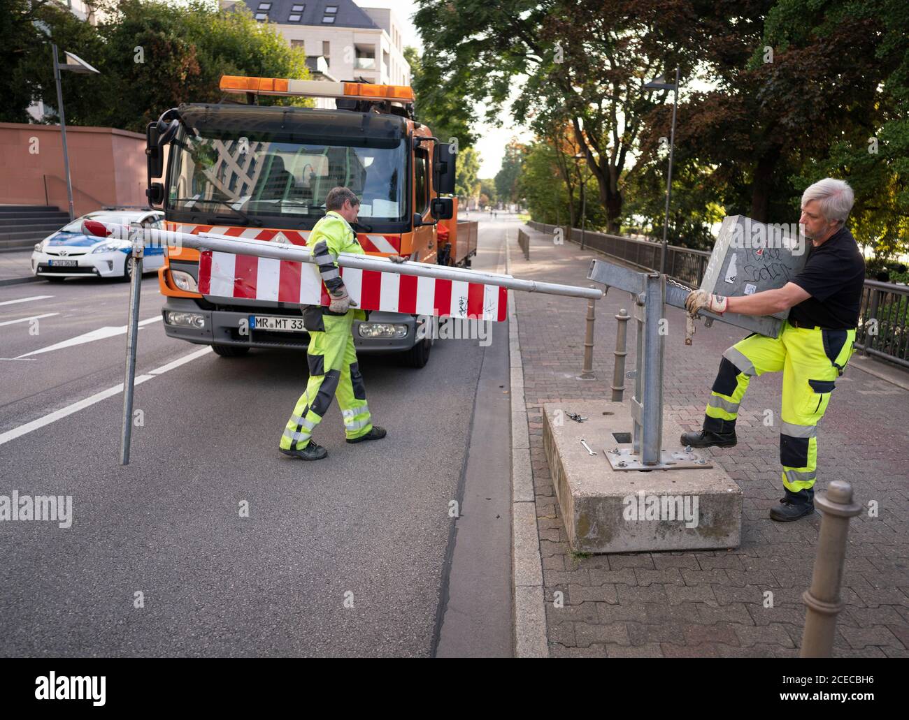 Workers remove barrier hi-res stock photography and images - Alamy
