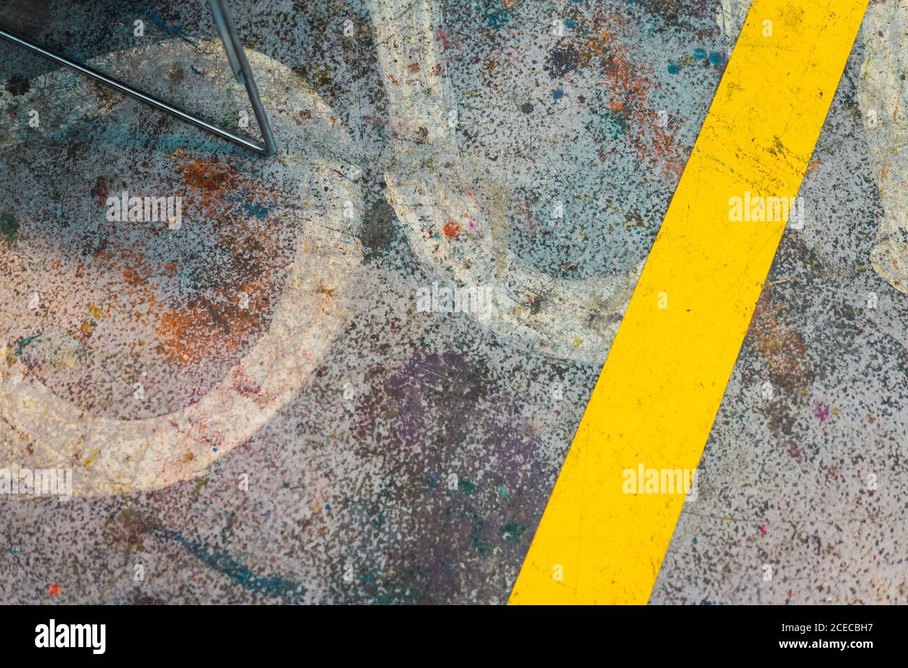 Concrete yellow line hi-res stock photography and images - Alamy