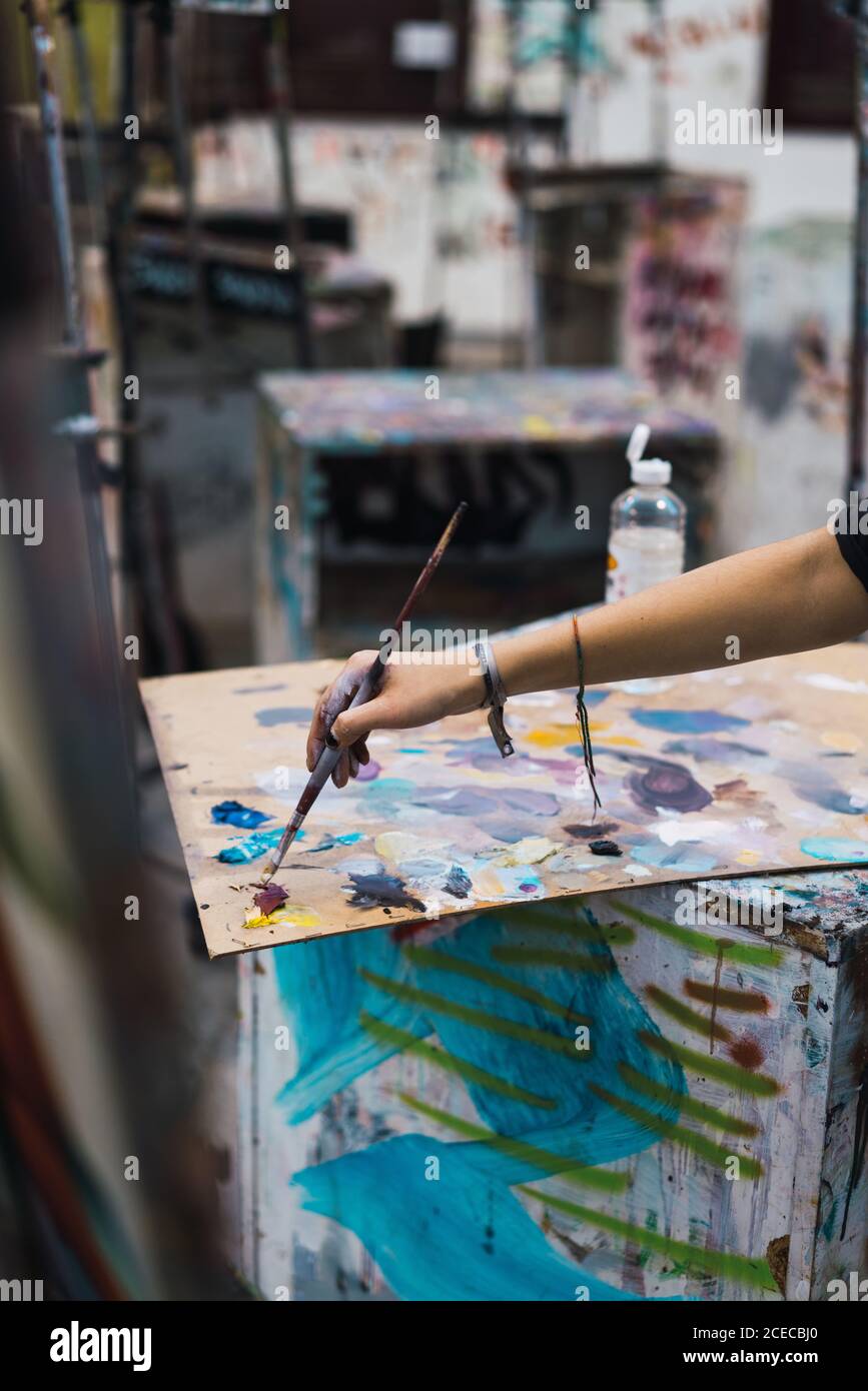 Mixing paints hi-res stock photography and images - Alamy