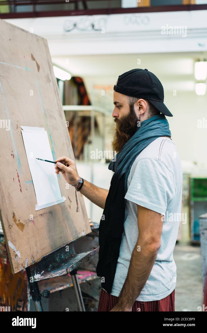 Artist cap hi-res stock photography and images - Alamy