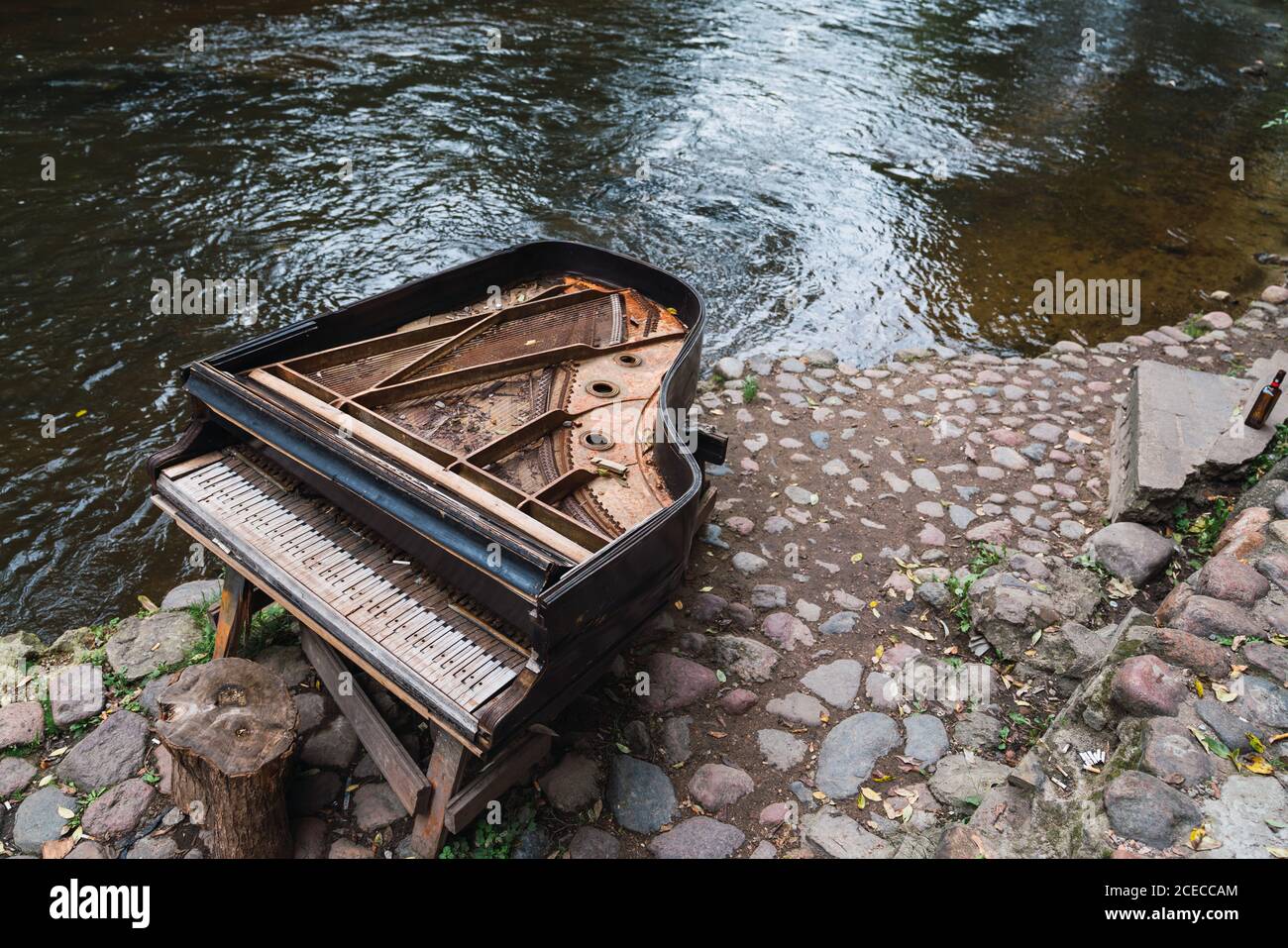 Broken piano hi-res stock photography and images - Alamy