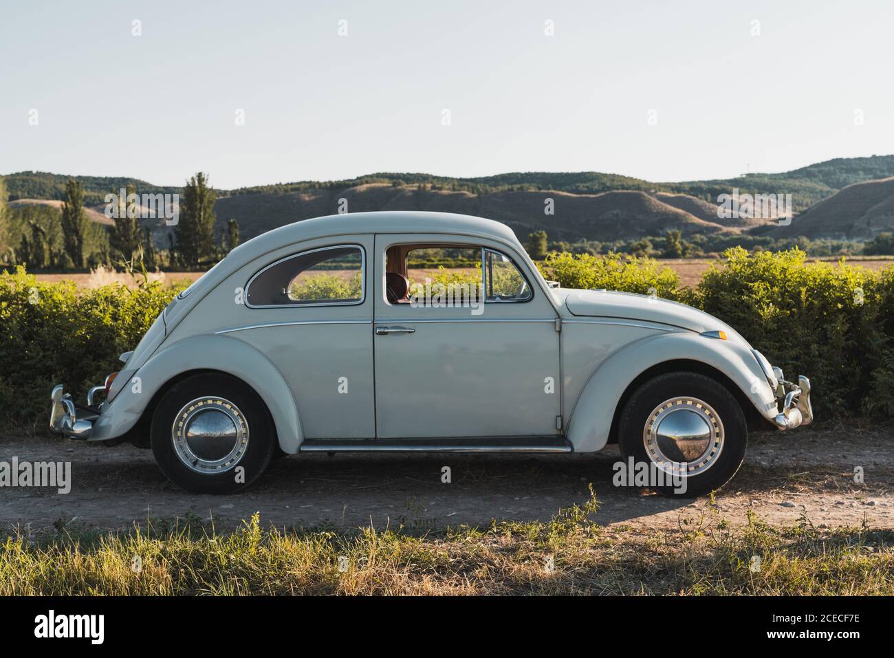 side view of vintage car in countryside Stock Photo - Alamy