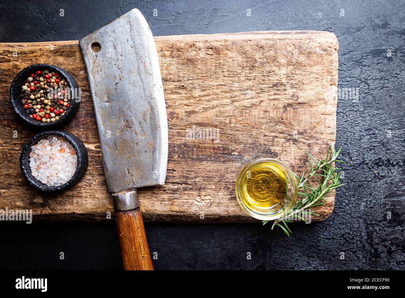 Cutting board and seasonings Stock Photo - Alamy