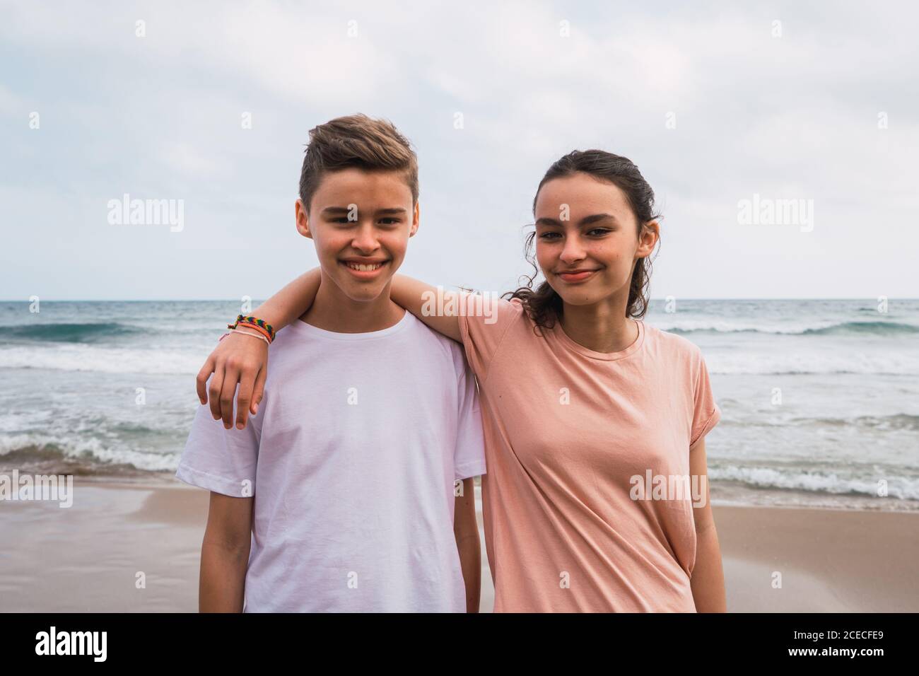 Boy girl embrace hi-res stock photography and images - Alamy