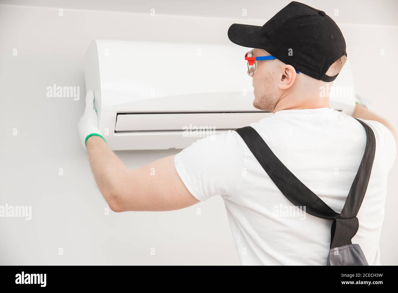 Ac repairing hi-res stock photography and images - Alamy