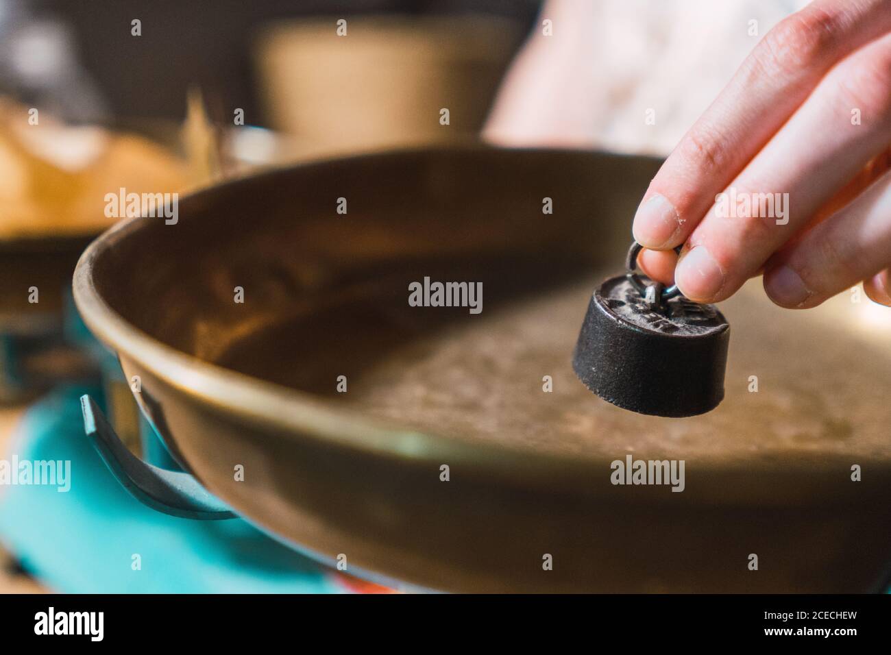 Hand holding weight scale hi-res stock photography and images - Alamy