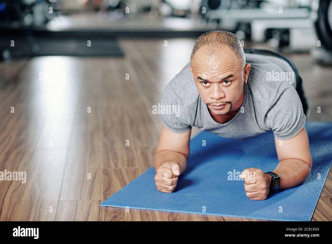 Muscle man doing plank position hi-res stock photography and images - Alamy