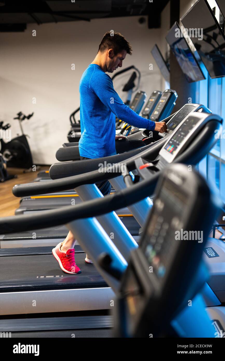 man jogging on treadmill Stock Photo - Alamy