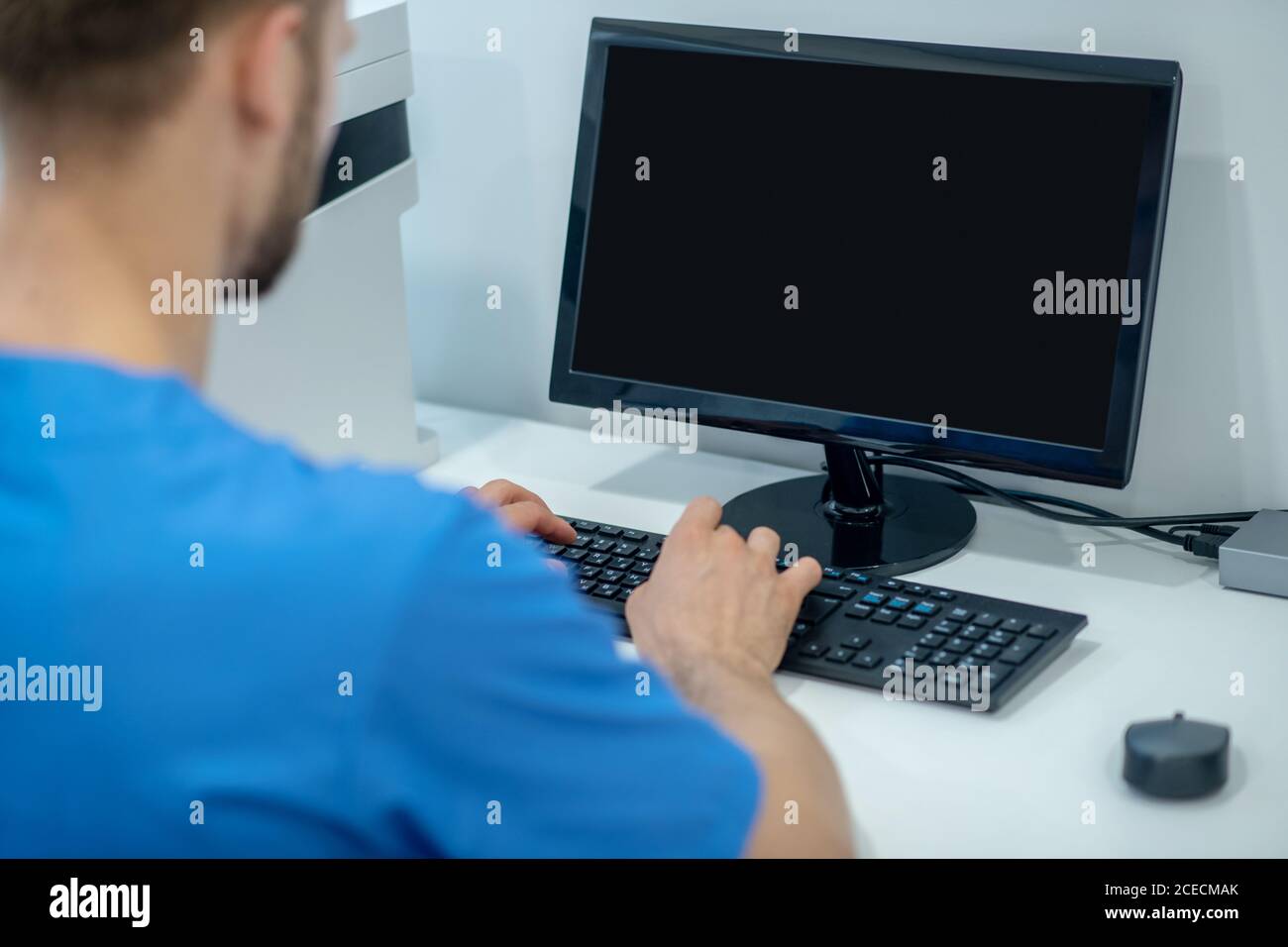 Man computer back of head hi-res stock photography and images - Alamy