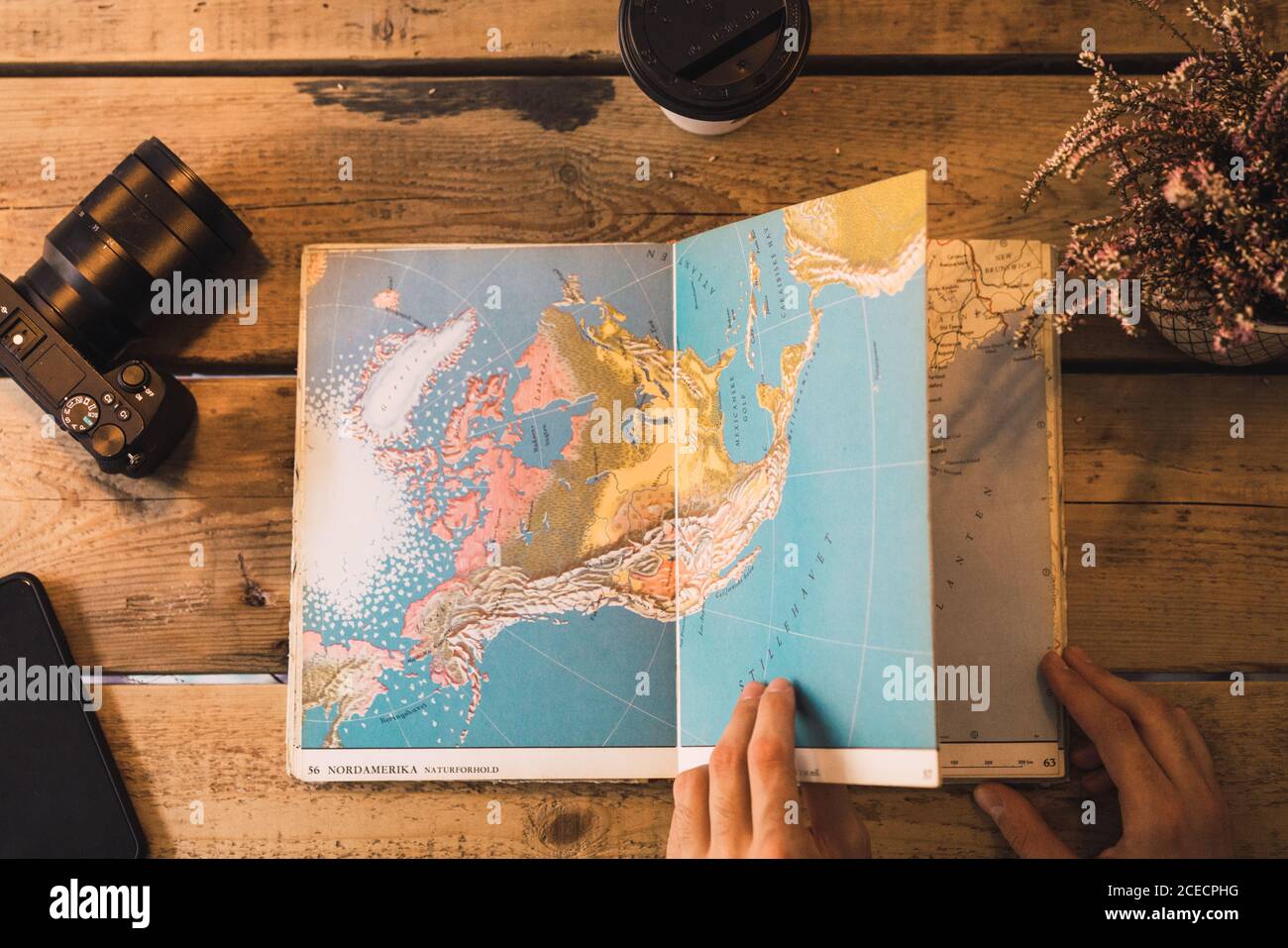 Reading maps hi-res stock photography and images - Alamy