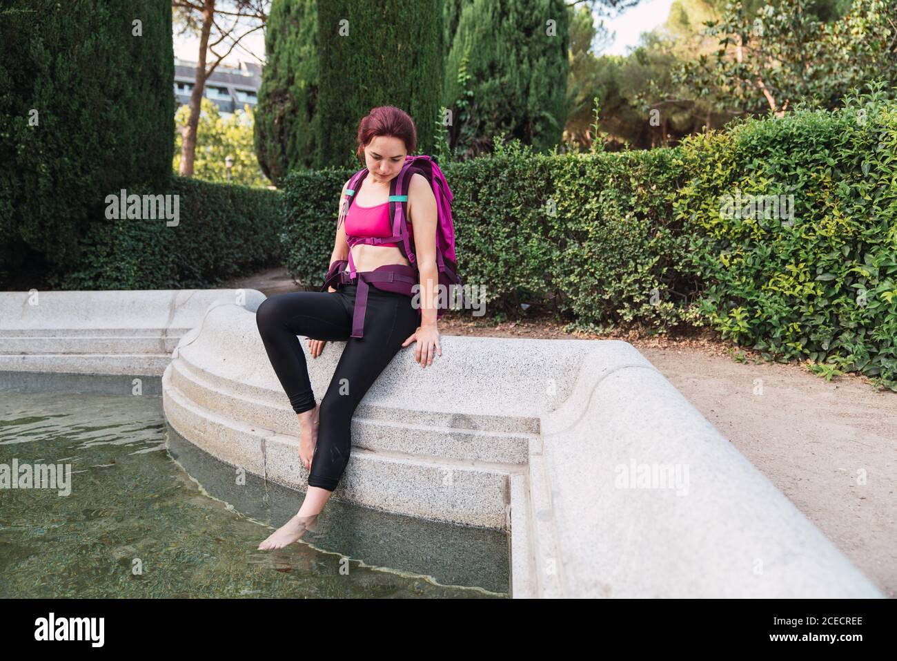 Sitting on parapet hi-res stock photography and images - Alamy