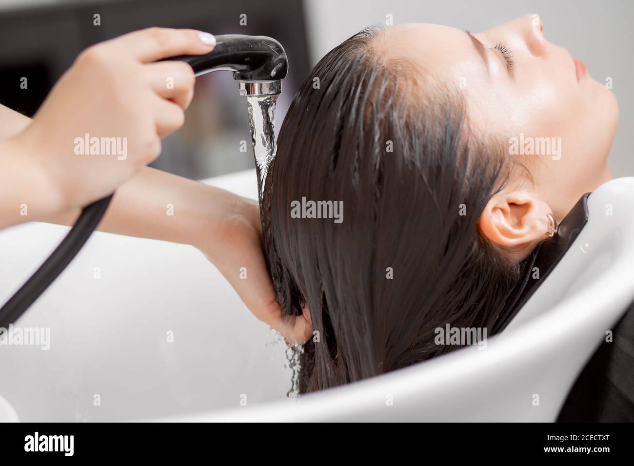 Shampooing High Resolution Stock Photography and Images - Alamy
